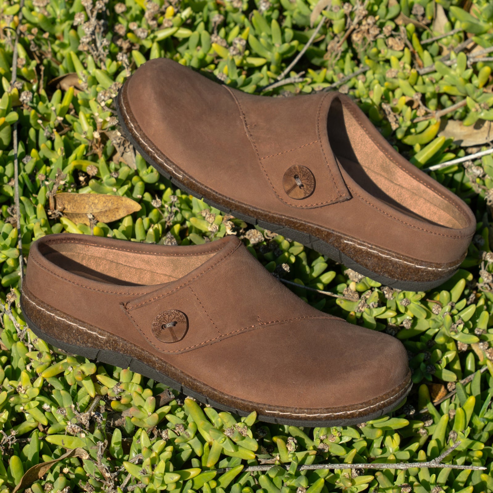 Ezra Round Toe Casual Slip-on Flat Clogs - earth® shoes